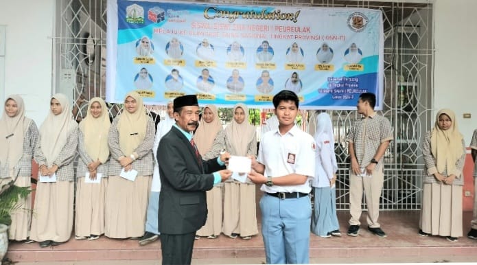 Upacara Hardiknas di SMAN 1 Peureulak, Kepsek Berikan Hadiah ke Siswa ...