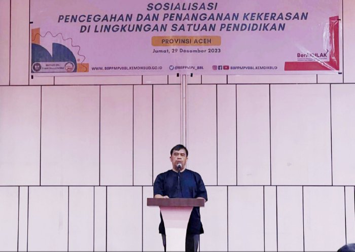 Plh. Kepala Dinas Pendidikan Aceh Dr. Asbaruddin. M.Eng dalam sambutan pembukaan Sosiaisasi ...
